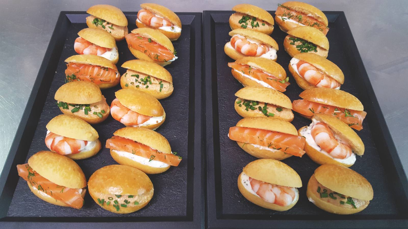 Réserver un assortiment de navettes garnies de produits de la mer au ...